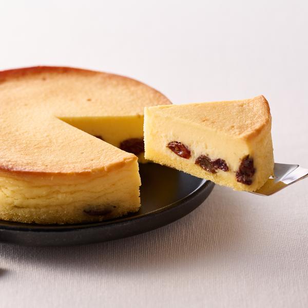豊かな自然の中で育まれた牛の良質な生乳で作られたデンマーク産のクリームチーズを使用したチーズケーキ。アクセントに入ったレーズンが、チーズの濃厚さを引き立てます。内容量直径約12cm×1個賞味期限常温40日8大アレルゲン卵,乳,小麦化粧箱サイ...