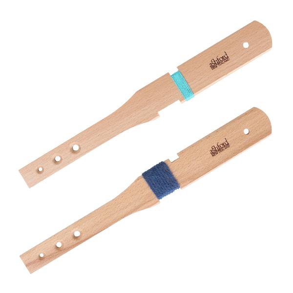 ※１個の販売です。アシュフォード社　ディズスティックカード済みのスライバーをそろえる際の定規です。穴３つと切り欠き２つ（25ｍｍ/10ｍｍ）があります。ラッカー塗装済みThe Diz Stick is used to create cons...