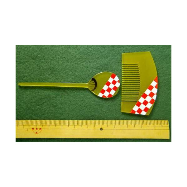赤白の市松模様が入った櫛と団扇型簪のセットです。プラスチック製。サイズ：櫛4.5cm×2.5cm　簪8cm×2cm
