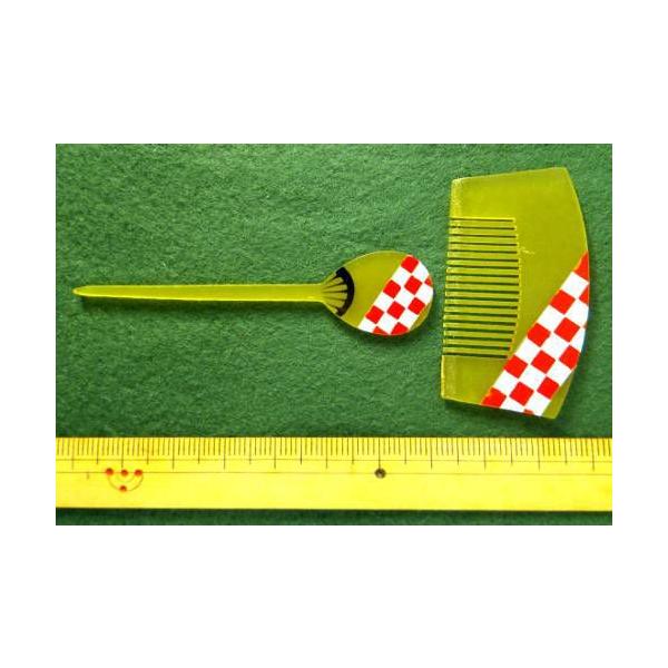 赤白の市松模様が入った櫛と団扇型簪のセットです。プラスチック製。サイズ：櫛4.5cm×2.5cm　簪7cm×1.6cm