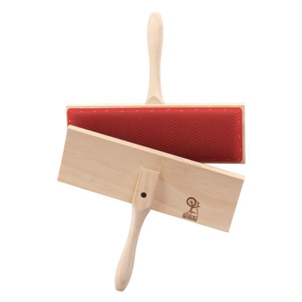 アシュフォード社の最も針布が細かいハンドカーダーです。針目はコットン・カシミヤ・アンゴラ等細い繊維に対応した極細目の１９０ポイント幅広丸ハンドルで長時間作業でも手が痛くなりません。針布サイズ　265×90ｍｍ※針布は製造時より汚れや付着物が...