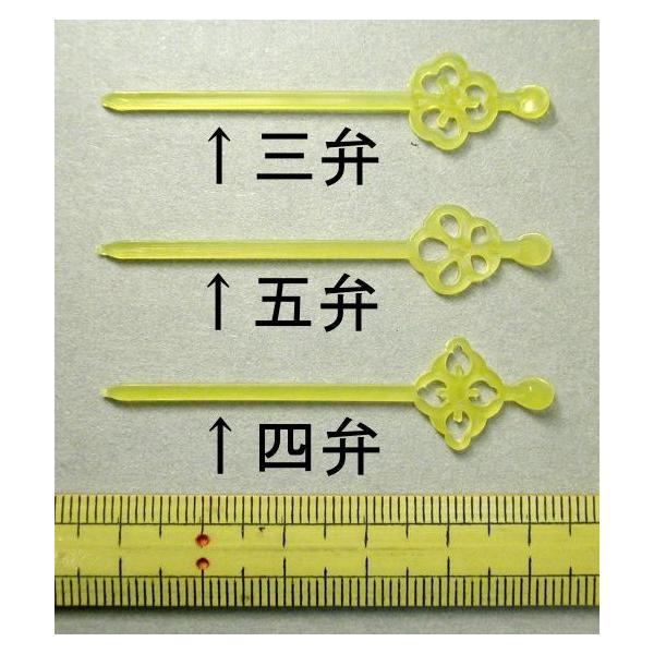 人形用の簪です。プラスチック製。サイズ：5.5cm＊写真の品を2本セットで販売いたします。アソートにつき形状の組み合わせはお選びいただけません。バラバラ・同じになる場合がございます。