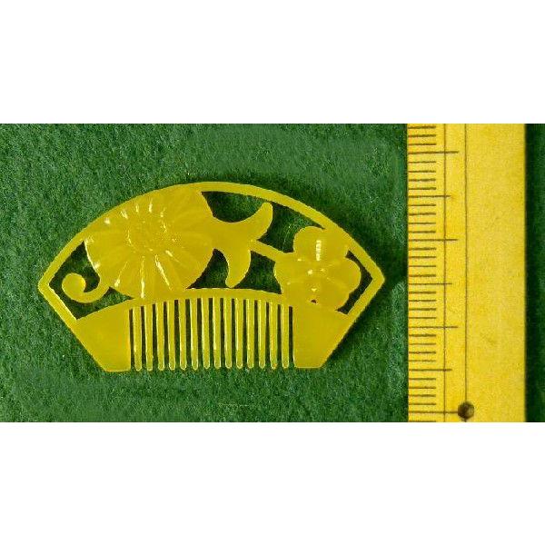 人形用の櫛の髪飾りです。プラスチック製。サイズ：4cm×2cm