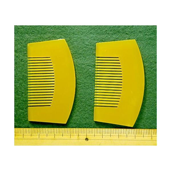 人形用の櫛の髪飾りです。プラスチック製。サイズ：5.5cm×3cm ＊写真の品を2枚セットで販売いたします。