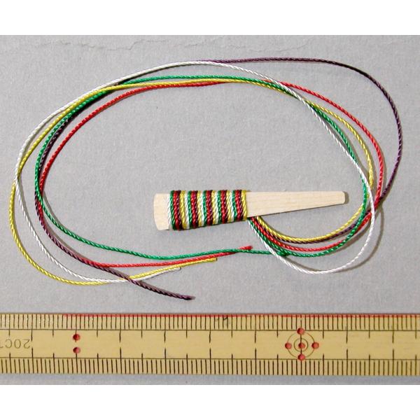 5色の糸が巻かれたしゃくです。サイズ：約4.2cm