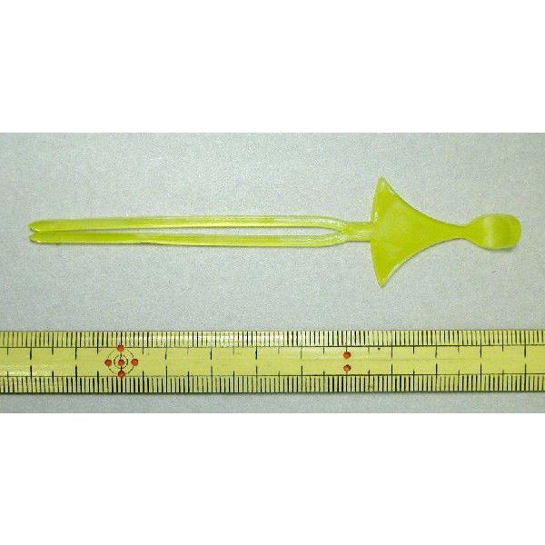 人形用の簪です。プラスチック製。サイズ：11cm　＊写真の品を3本セットで販売いたします。