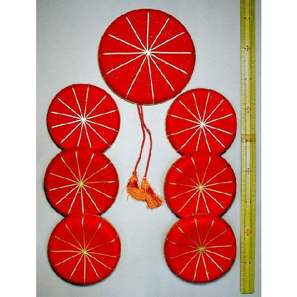 日本舞踊『京鹿子娘道成寺、花笠踊（七枚笠）』の小道具です。手に持つ三連の笠は針金でつながっています。サイズ：笠直径（頭）16cm （手持ち）12cm