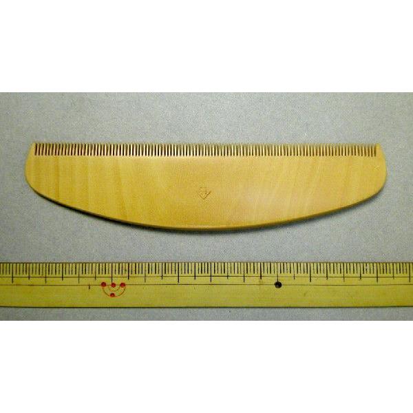 歯の長さが短い（5mm）人形用の櫛です。サイズ：幅10.5cm　高さ（最大）2.5cm
