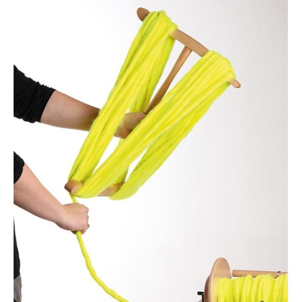 １周約２ｍのカセを巻くことができます。約１ｋｇ巻くことができます。※糸はつきません。Need an extra-large niddy noddy to skein your art yarn? Now you can make huge ...