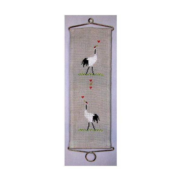 マリヤオリジナルの刺繍キットです●セット内容刺繍糸：DMC25番糸/金糸のみマイラー・ラメ糸刺繍布：麻混アイーダ14カウント　カラー#842飾り金具図案写真●出来上がりサイズ巾約11cm 高さ約32cm