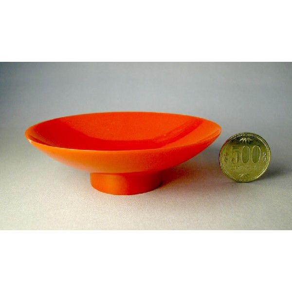 プラスチック製。サイズ：上部直径9.5cm