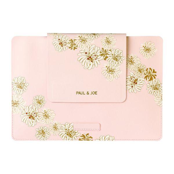 「PAUL &amp; JOE」から、“ちょうどいい”機能でここちよいデスク環境がつくれるアシストアイテムが新登場。11インチPC・タブレット対応の、スタンド付きのスリーブケース。ブランドアイコンのクリザンテーム柄がおしゃれなデザイン。本体...