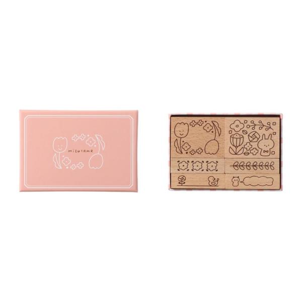 人気イラストレーター・mizutamaさんのイラストを使った、木製スタンプに新デザインが登場。イラストレーターのmizutamaさんの素朴で可愛らしいキャラクターたちがモチーフの人気の木製スタンプ。フレームやタイトルだけでなく、押すだけで簡...
