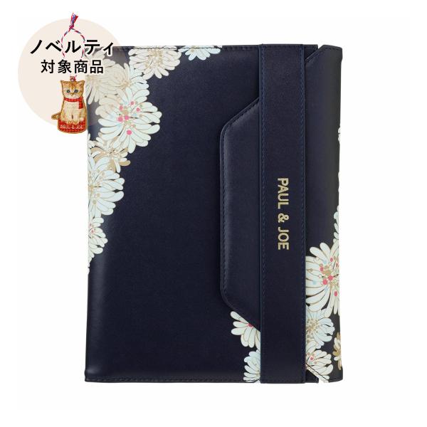 フランスのファッションブランド「PAUL &amp; JOE（ポール &amp; ジョー）」の、A5サイズのノートがぴったりおさまる「ノートカバー」。2025年の秋冬コレクションから、ブランドを象徴するデザインの「クリザンテーム・ネイビー」...