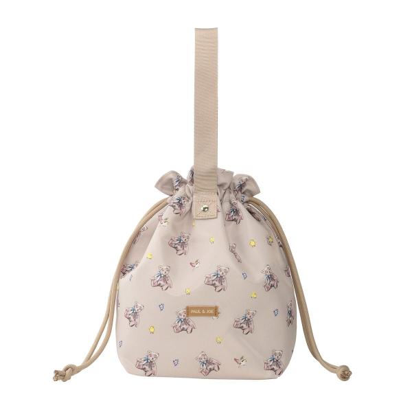 パリの人気ブランド「ポール &amp; ジョー」のランチタイムを彩る「ブレイクタイム」コレクションのランチ巾着バッグ。ころんとしたシルエットが可愛いランチ巾着バッグから、淡いラテのカラーリングにテディベアのモチーフのデザインが新登場。ワンハ...