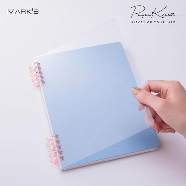 パーツを選んで“わたしだけ”のオリジナルノートをつくることができる「PapiKnot（パピノット）」。「紙が好き」「書くことが好き」な気持ちと 「好きなモノ・コト」をつないで結び目となるアイテムが揃う、紙モノを中心としたブランドです。お気に...