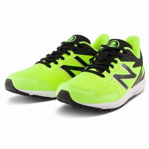 快適性とデザイン性を向上しレーシングシューズ「NB HANZO J」をアップデート。スムーズな足入れとモダンなルックスを演出する踵形状、シューズ内の蒸れを抑えるタン裏の通気穴、屈曲性とサポート性を高める内外非対称のアッパーデザインを採用しました。