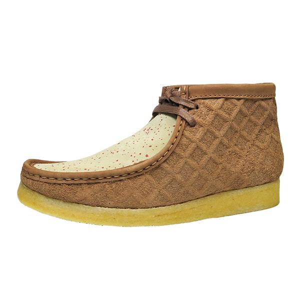 NYのレジェンドラッパーである「NAS」がバックアップするフライドチキンとワッフルのレストラン"Sweet Chick"とClarksのコラボレーションモデル。アッパー全体にワッフルを模したヘアリー・スエードを使用し、甲部分のヴァンプの模様...