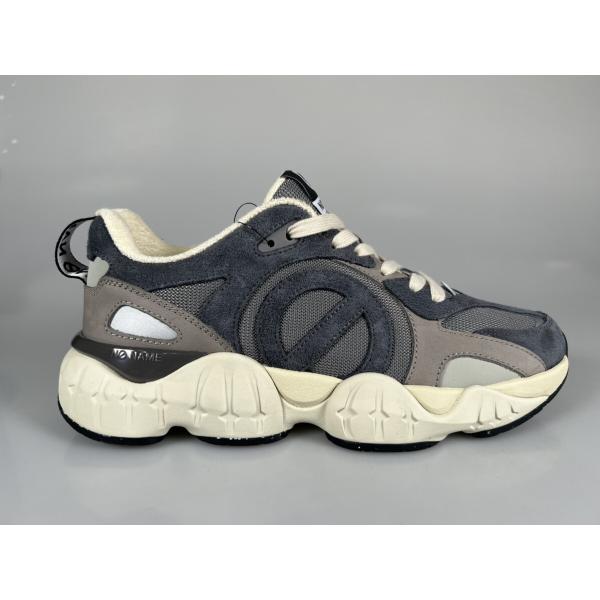 【メンズモデル】数量限定・洗練されたグレースニーカー都会的なクールさと快適な履き心地を両立した一足。モダンなデザインが、カジュアルにもスタイリッシュにもマッチ。★洗練されたグレーカラー落ち着いたグレー×アイボリーの絶妙な配色が、大人の品格を...