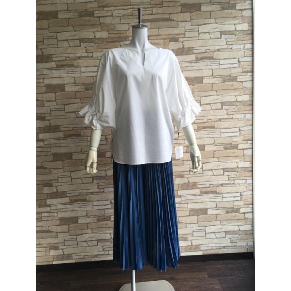 Priority　エレガントフリルブラウス Ｖネック　です。 人気のブラウスです。お袖の立体的なフリルがポイントです。これ一枚で上品コーディネートの完成です♪カットソーでは表現出来ない大人のエレガンスです。 上質で肌触りの良いコットンを使用...