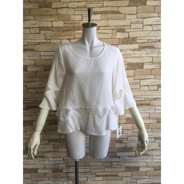 Priority　エレガントフリルブラウス　です。 人気のブラウスです。お袖と裾のフリル＆レースがポイントです。これ一枚で上品コーディネートの完成です♪カットソーでは表現出来ない大人のエレガンスです。 上質で肌触りの良いコットンを使用した着...