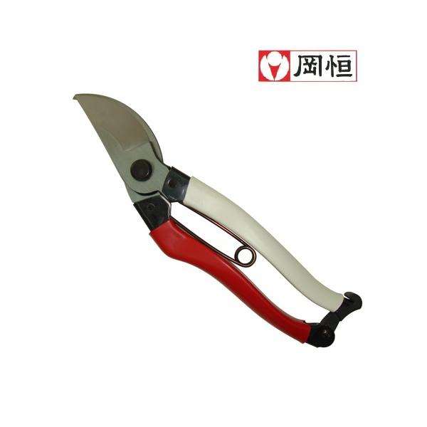 剪定鋏 210mm全長：202mm質量：230g定番の剪定鋏です。従来品NO.103の握りの部分を10mm長くすることで、刃と柄のバランスを改善「テコの原理」で切れ味が増しています。刃の大きさは、従来品No.103と同じです。ボルト・ナット...