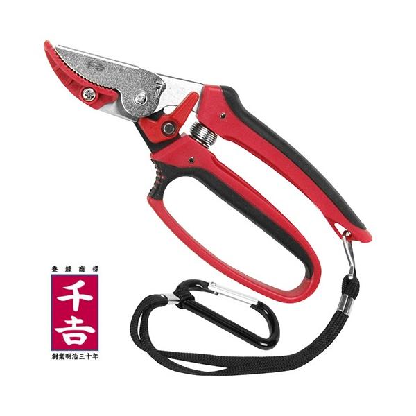 切ったものを落とさずキャッチできるので、後片付けが楽々できます。手に馴染みやすく滑りにくい樹脂グリップです。サビに強くヤニが付きにくいフッ素コート刃です。落下防止を防ぐカラビナ付です。手に枝が当たるの防ぐガード付です。仕様●生木切断能力：1...