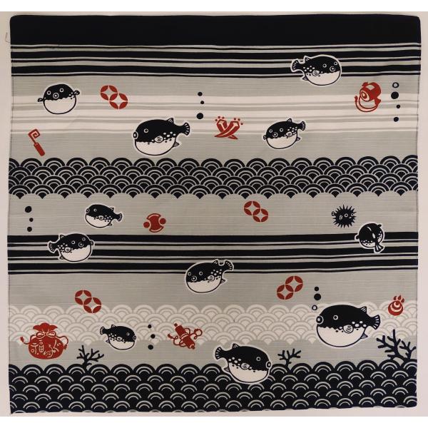 フクフグの小風呂敷です。ふぐがたくさん泳いでいる絵柄です。お弁当包みやランチナフキン、海外へのお土産、タペストリー、プチギフトとしてもお薦めです。タペストリーとしても飾って頂けると、一枚で部屋の雰囲気が変わります。もちろん風呂敷として「季節...