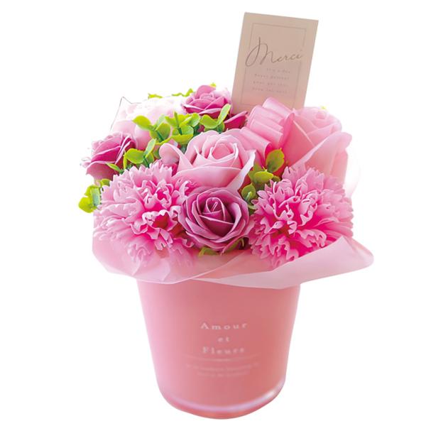 ピンクのバラやカーネーションが可愛らしいソープフラワー。クリアケース入りなのでほこりを気にせず飾れます。●商品内容ソープフラワー、造花、ラッピングシート、プラスチック製花器、ピック、リボン、クリアケース　　●同梱品母の日メッセージカード、お...