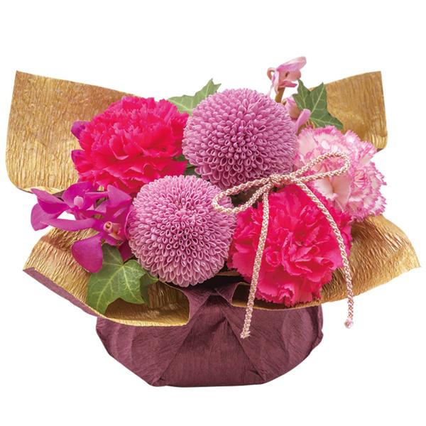 １００％リサイクル素材の花器を使用した、和の雰囲気漂うアレンジメントです。●商品内容カーネーション(濃いピンク×2、複色ピンクホワイト×1)、ピンポンマム（ピンク×2）、ラン、グリーン、ラッピング、組紐　　●同梱品母の日メッセージカード、お...