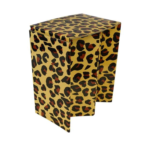 折りたためる紙製スツールコンパクトに折りたたんで収納でき、持ち運びにも便利●折りたたんで携帯できます●組立かんたん●アウトドアやスポーツ観戦に●150kgまでの使用質量に耐え、大人でも安心して座れます材質：紙、ポリプロピレン最大使用質量：1...