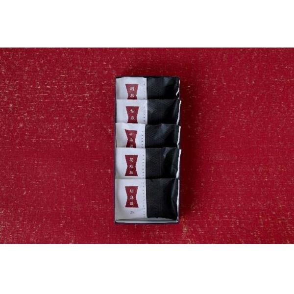 ■説明香ばしい黒胡麻あんをうっすら醤油風味のしっとり生地で包みました。黒胡麻のうま味、薫りを感じる逸品。■詳細賞味期限：製造から常温で40日内容量：5個特定原材料（アレルギー）：小麦・卵・乳・（大豆、ごま）温度帯：常温■お届け時期について順...