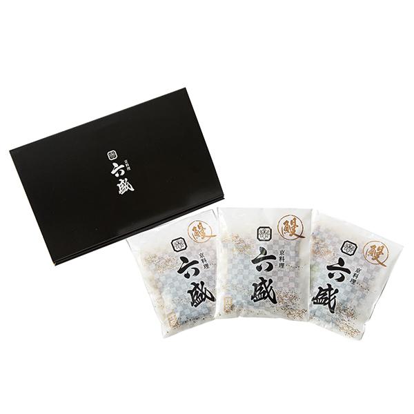 ■説明老舗京料理店、こだわりのうなぎ。明治32年創業の〈京料理 六盛〉。うなぎのふっくらとした食感に自慢のタレ、山椒までこだわった逸品です。■商品詳細内容量：うなぎ蒲焼（国産・切身）80g×3、たれ20ml・山椒 各3賞味期限：冷凍で90日...