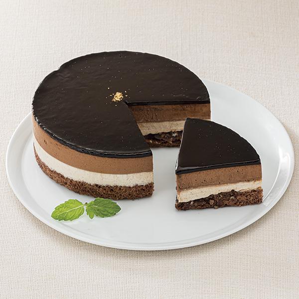 ■説明「ホテルオークラ」監修。ヘーゼルナッツとキャラメルを合わせたコク深いムースとビターなチョコレートムースを重ねました。食感と香ばしさのローストアーモンドを加え、2種類のナッツを楽しめるチョコレートケーキに仕上げています。■商品詳細内容量...