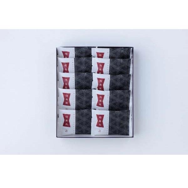 ■説明香ばしい黒胡麻あんをうっすら醤油風味のしっとり生地で包みました。黒胡麻のうま味、薫りを感じる逸品。■詳細賞味期限：製造から常温で40日内容量：10個特定原材料（アレルギー）：小麦・卵・乳・（大豆、ごま）温度帯：常温■お届け時期について...