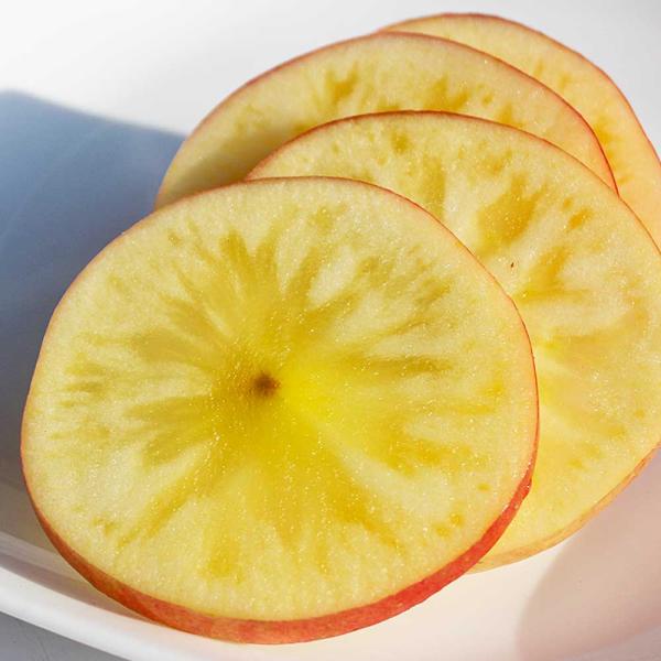 「 青森県産　こみつ　１キロ前後　4〜6玉入り　訳あり　ご家庭用」蜜の量が魅力の「こみつ」。甘味が強く、皮が薄いので輪切りにしてお召し上がりいただけます?今年は高温が続いた影響のため果肉が少し柔らかめになっております。※注意1※サイズはお選...