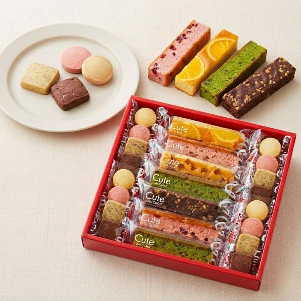 キュートでカラフル。素材の美味しさをとじ込めたスティックケーキ＆プチクッキー。●箱サイズ：27.3×27.6×4.5cm●オレンジケーキ 1個 ●ミックスベリーケーキ 2個●キャラメルアップルケーキ 1個●抹茶ショコラケーキ 2個●ニューヨ...