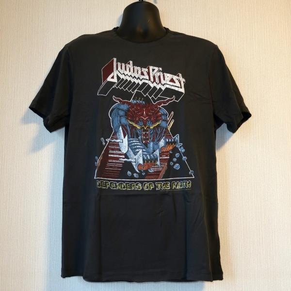 アンプリファイド　ジューダスプリースト　ディフェンダーズオブザフェイスTシャツです。Amplified（アンプリファイド）はロンドン発のブランドで現在世界中のセレクトショップに置かれており、海外セレブに大人気のブランドです。このTシャツはヴ...