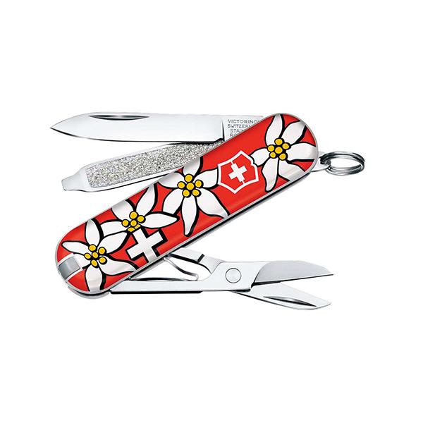 スイス国花であるエーデルワイスはアルプスなどの高山に自生し、可憐な花姿から「アルプスの星」と呼ばれ、世界中で愛されている高山植物のひとつに挙げられます。“スイスらしさ”を象徴するクラシックSDエーデルワイスモデルです。【仕様】ナイフハサミ爪...