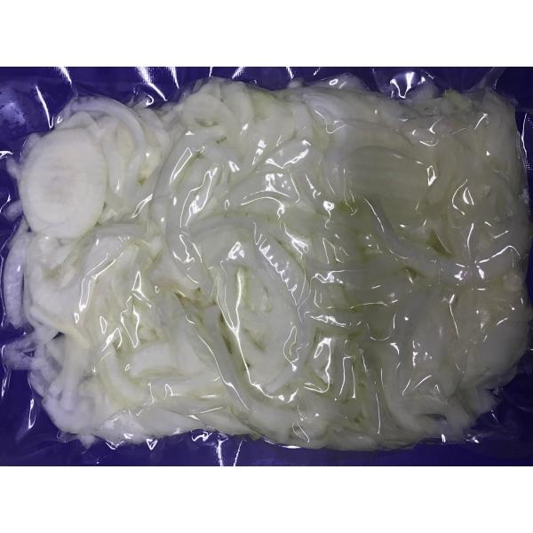 国産の玉葱だけを使用！およそ5ｍｍの太さでカットし袋詰めした1kｇ入り！！季節により産地は変わりますが、主に九州産と北海道産の玉葱を使用してますので安心してお使いください。