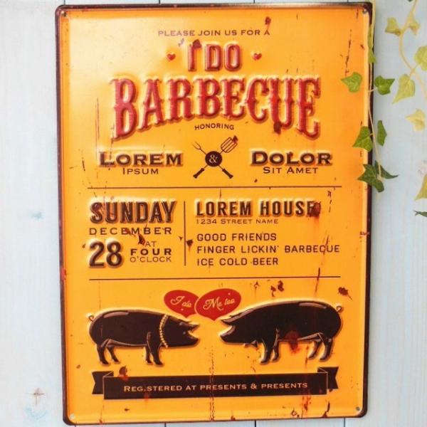 ひと昔前のショップやガレージのサインをモチーフに作られたブリキ看板です。アンティーク調で味わいのあるデザインが目を引きます。 軽くて飾りやすく、４つ角に穴が開いているので、金具やヒモを通して壁に掛けることができます。※注意※ブリキの素材上、...