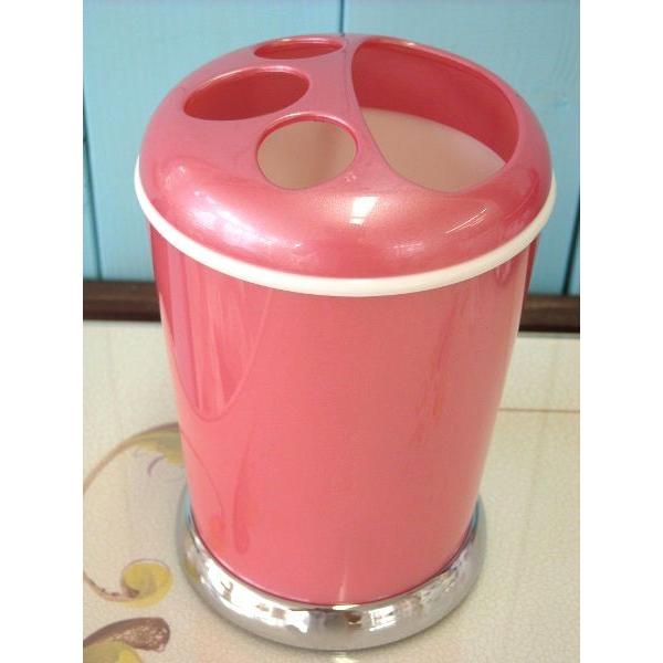 綺麗なピンク色のハブラシスタンドです。プラスチック製なので壊れにくく、汚れも落としやすいです。１つずつ箱入りなので贈答用にも◎！メーカーカタログ価格1080円を在庫処分中です！■サイズ：幅9.5cm×高さ14cm■重さ：210g■素材：プラ...