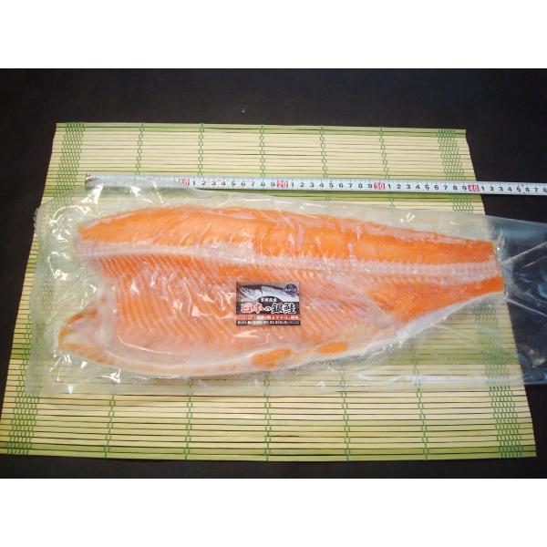 おいしさに定評のある銀鮭フィレです。肉厚で大ぶり（1.8ｋｇ前後）なので、お好みの厚さにカットしてください。品名：定塩銀鮭半身内容量：1.8ｋｇ前後産地：チリ塩加減：甘口（しょっぱくありません）加熱調理の必要性：加熱してからお召し上がりくだ...