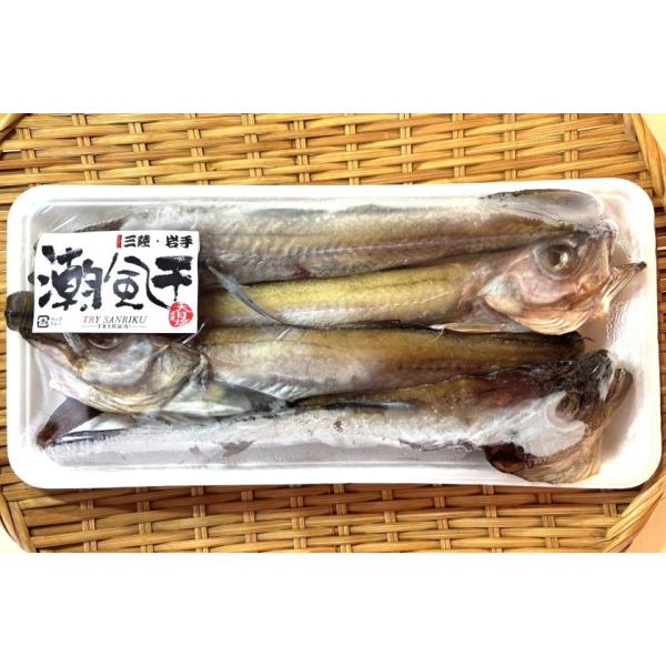 底引き網漁で漁獲された旬の助宗タラに潮風堂独自の天日ブレンド塩をまぶし、遠赤外線の乾燥機を使用して、ふっくらとした干し旨味を濃縮しました！お酒の肴にも最適です！品名：すけとうだら丸干し内容量：4尾入り（560ｇ前後）大きさ：25ｃｍ前後です...