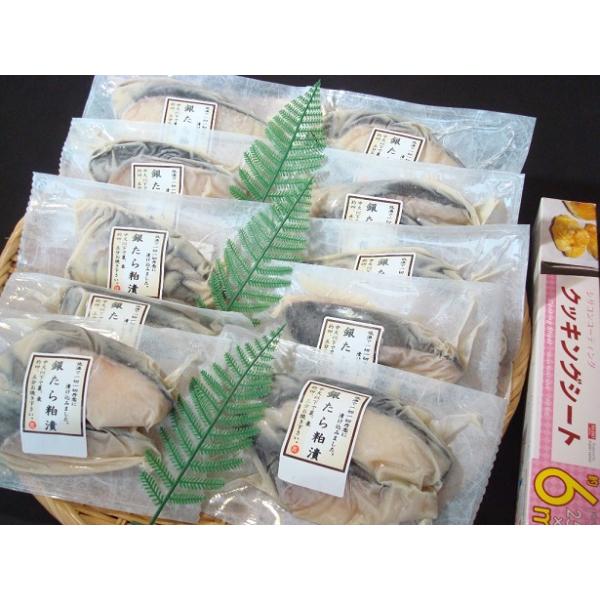 【発売日：2025年10月25日】低温で一切一切丹念に漬け込みました。美味しさは格別で、さすが高級魚です。（焼き方）フライパンにクッキングシートをしき、その上でじっくりと焼き上げてください。品名：銀たら粕漬け10パック内容量：2切れ入りｘ1...