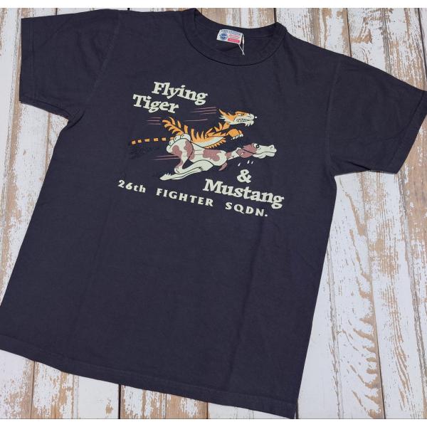BUZZ RICKSON'S / S/S T-SHIRT 26th FIGHTER SQ.  BR79511のご紹介です。フロントには可愛らしいスコードロンデザインが描かれた1枚。アメリカ製のやや肉厚で肌触りの良い丸胴ボディを使用し、着込む...