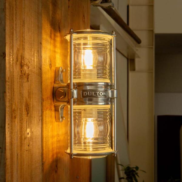 金属とガラスの組み合わせが、工業的な魅力を引き立てるウォールランプ。 ラフな表情はあえて隠さず、重厚感と力強さをそのままデザインに落とし込みました。 無骨で飾り気のない空気感ながら、ガラスシェードから広がる不規則な光が温もりと抜け感をプラス...