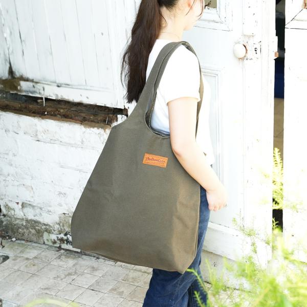 マルシェで新鮮な野菜や果物をごっそり買い込んだり、遊び道具やレジャーシートを無造作に詰め込んで勢いよく公園へ出かけたり。いつでもどこでも気兼ねなく使えるバッグの存在は、かなり心強い。コットン100%で、汚れても洗濯出来るのが嬉しいポイント。...