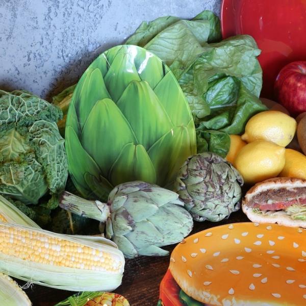 写真に収めれば、思わず本物と見まがうリアルな食べ物が描かれたガラスプレート。遊び心とユーモアに溢れたプレートたちは、食卓に元気を与えること間違いなし。食品以外を乗せるトレイやインテリアとしても注目株です。