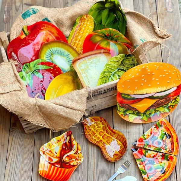 写真に収めれば、思わず本物と見まがうリアルな食べ物が描かれたガラスプレート。遊び心とユーモアに溢れたプレートたちは、食卓に元気を与えること間違いなし。食品以外を乗せるトレイやインテリアとしても注目株です。